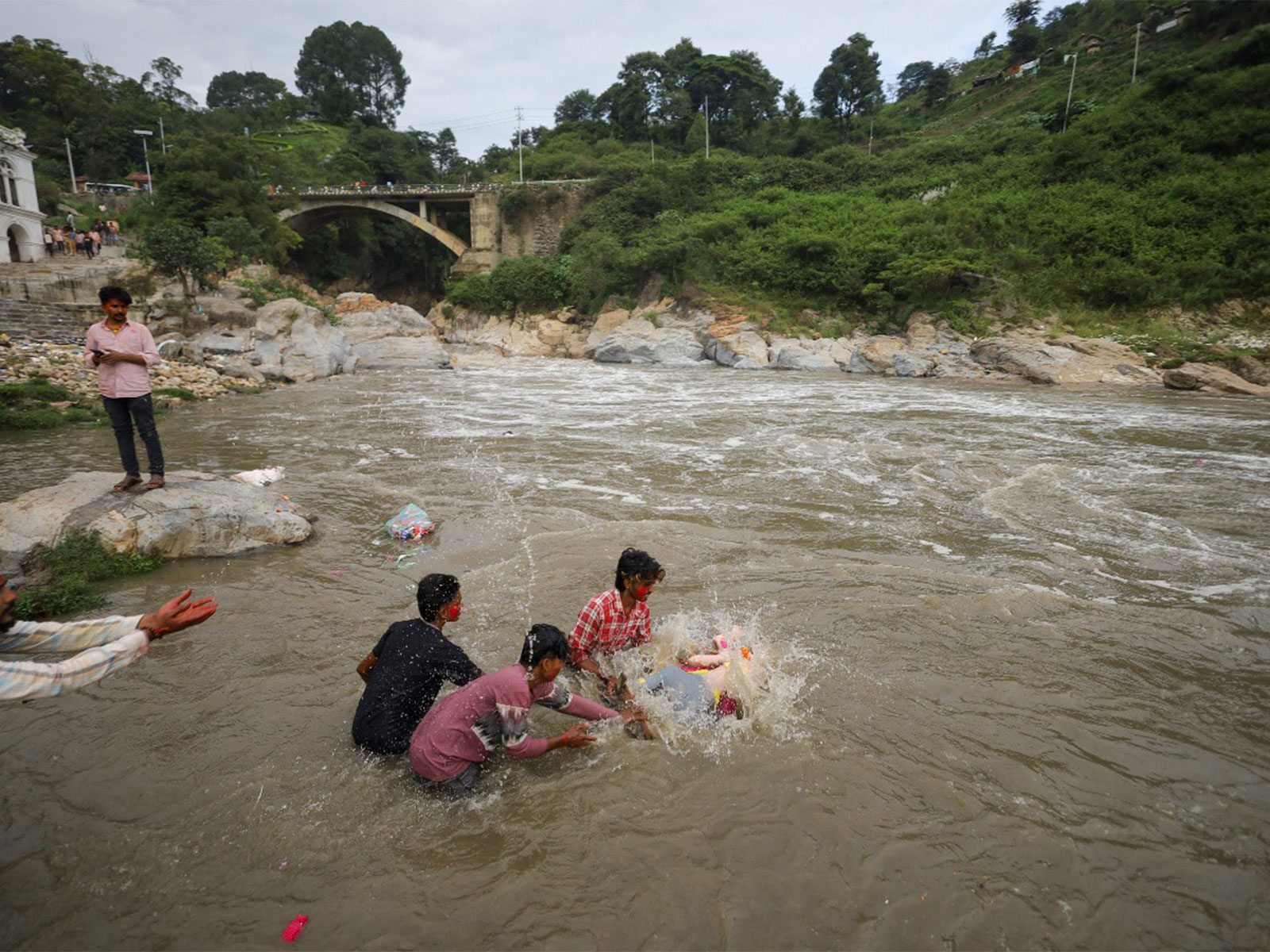 Devotees immerse idols of Lord Bishwokarma with fanfare in Nepal - The Sunday Guardian