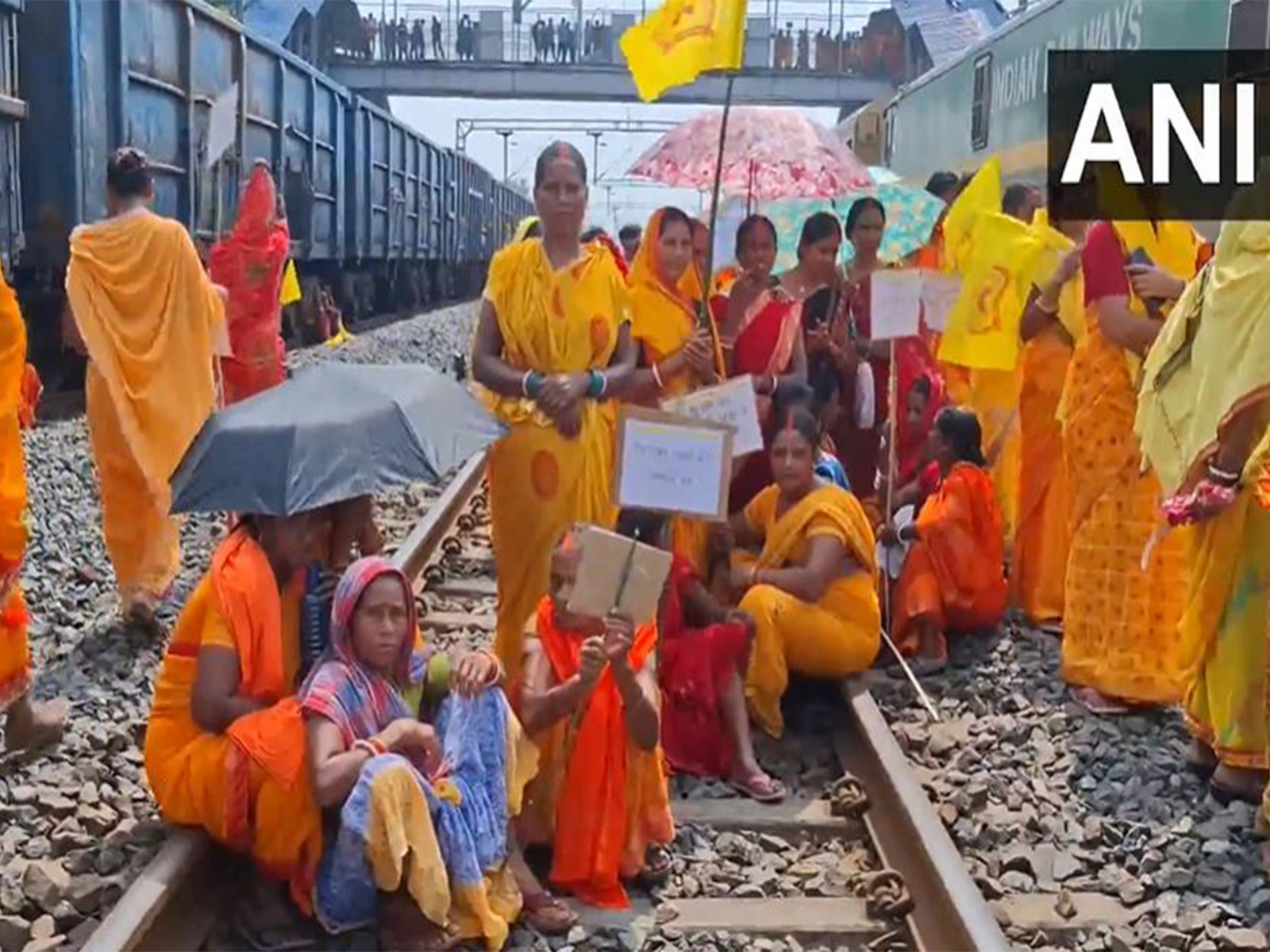 Kurmi community starts rail blockade in Jharkhand and West Bengal, demanding ST status - The ...