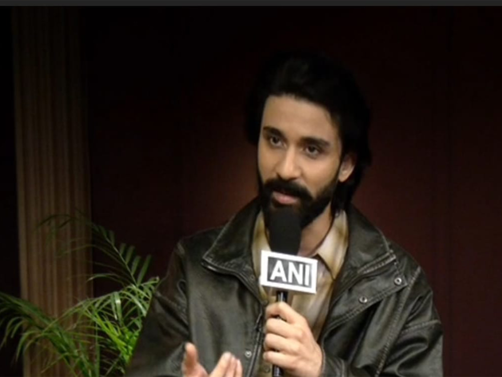 Raghav Juyal opens up about why he was on phone when touching SRK's feet at the 'Ba***ds of ...